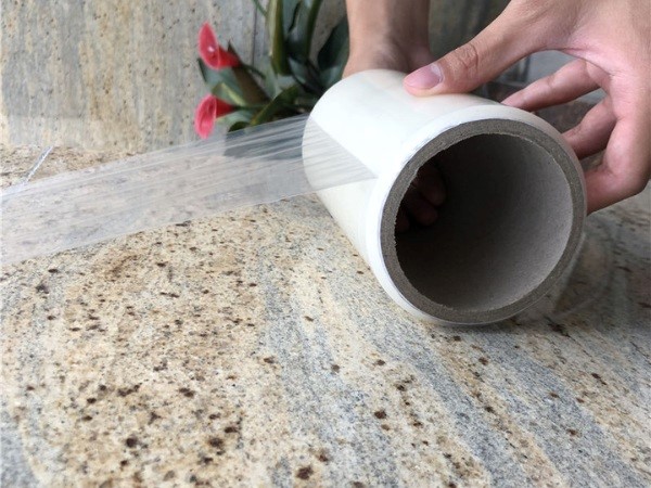 Màng bảo vệ bề mặt cửa chính: Giải pháp an toàn cho công trình